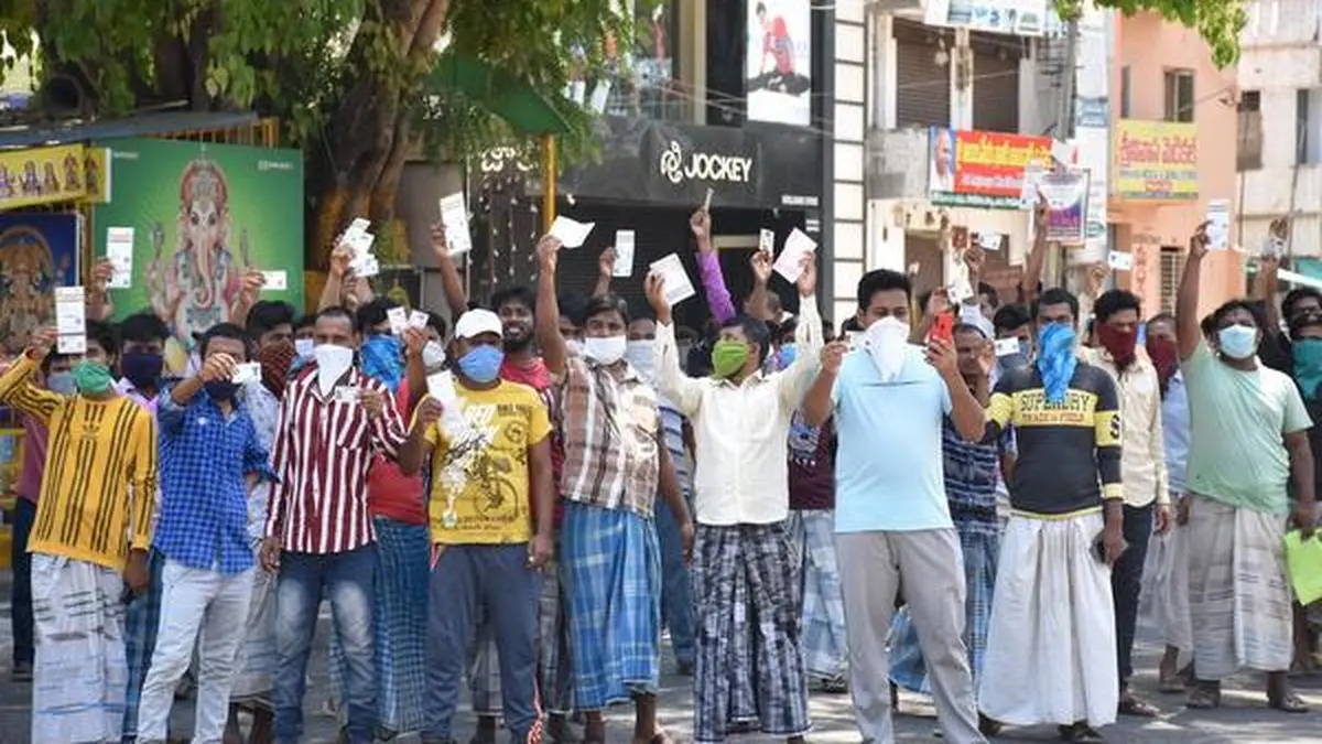 Amit Shah accuses Mamata of not allowing migrants to return to Bengal ...