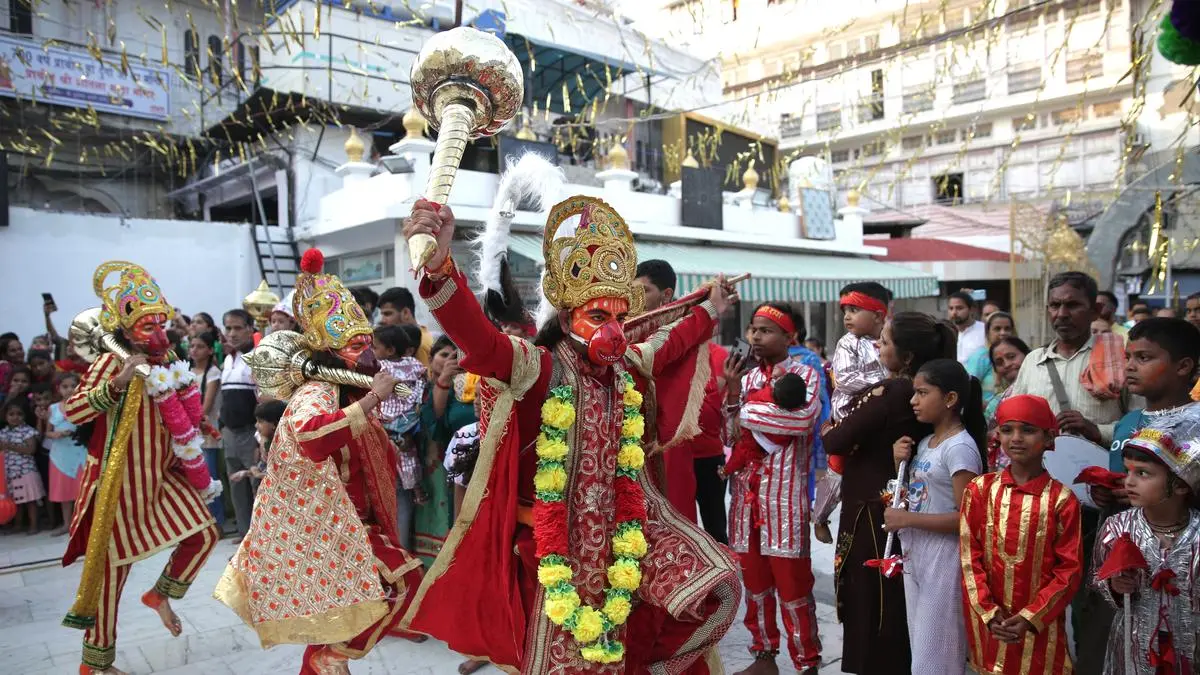 Langur Mela in Amritsar sees hundreds of children visit Bada Hanuman ...