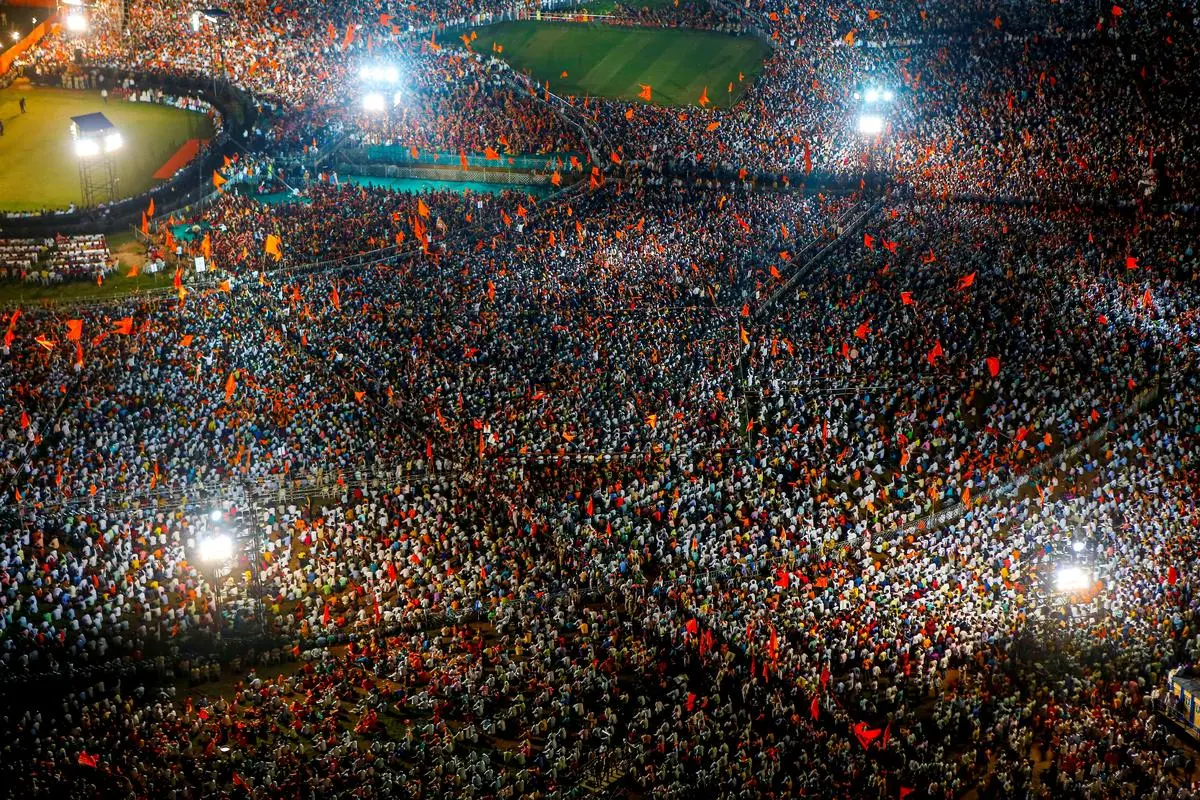 Uddhav Thackeray, Eknath Shinde use Dussehra rallies as show of ...