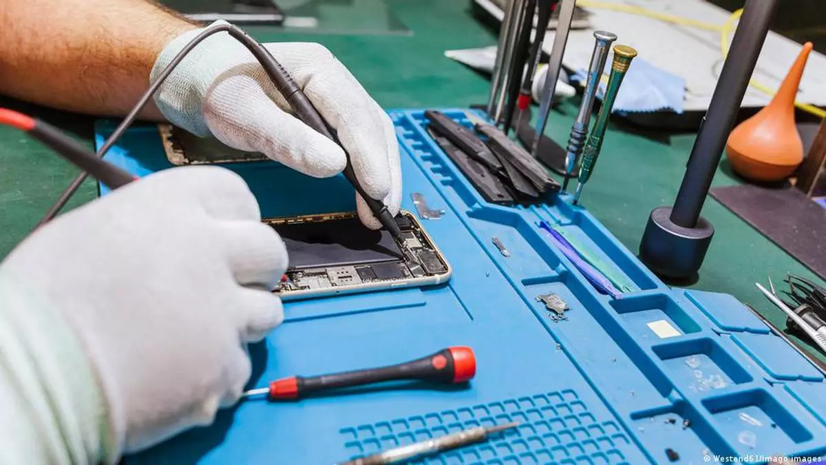Explained: Why it's hard to repair a smartphone - Frontline