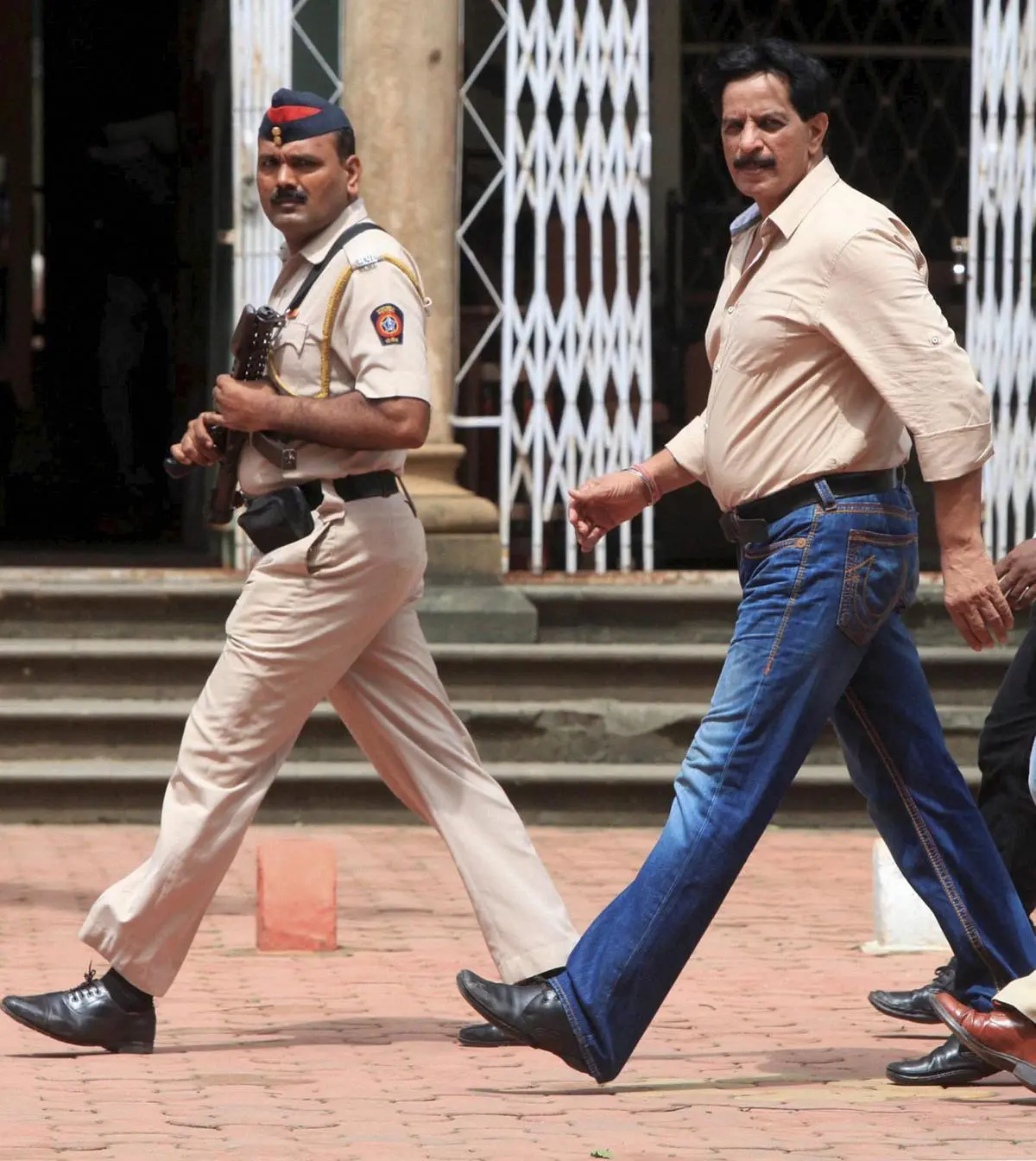 Cops and criminals: Brothers in arms - Frontline