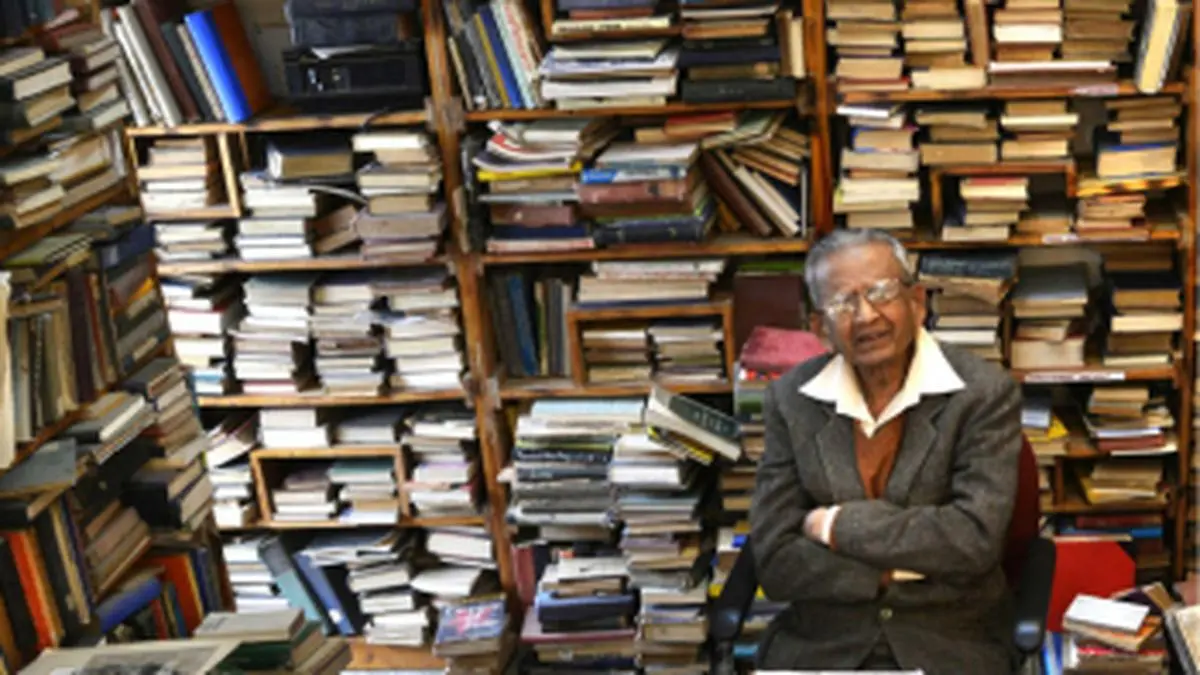 Spratt and a bookshop - Frontline