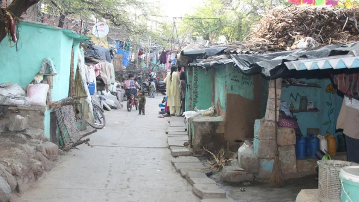 Slums: Two stories - Frontline