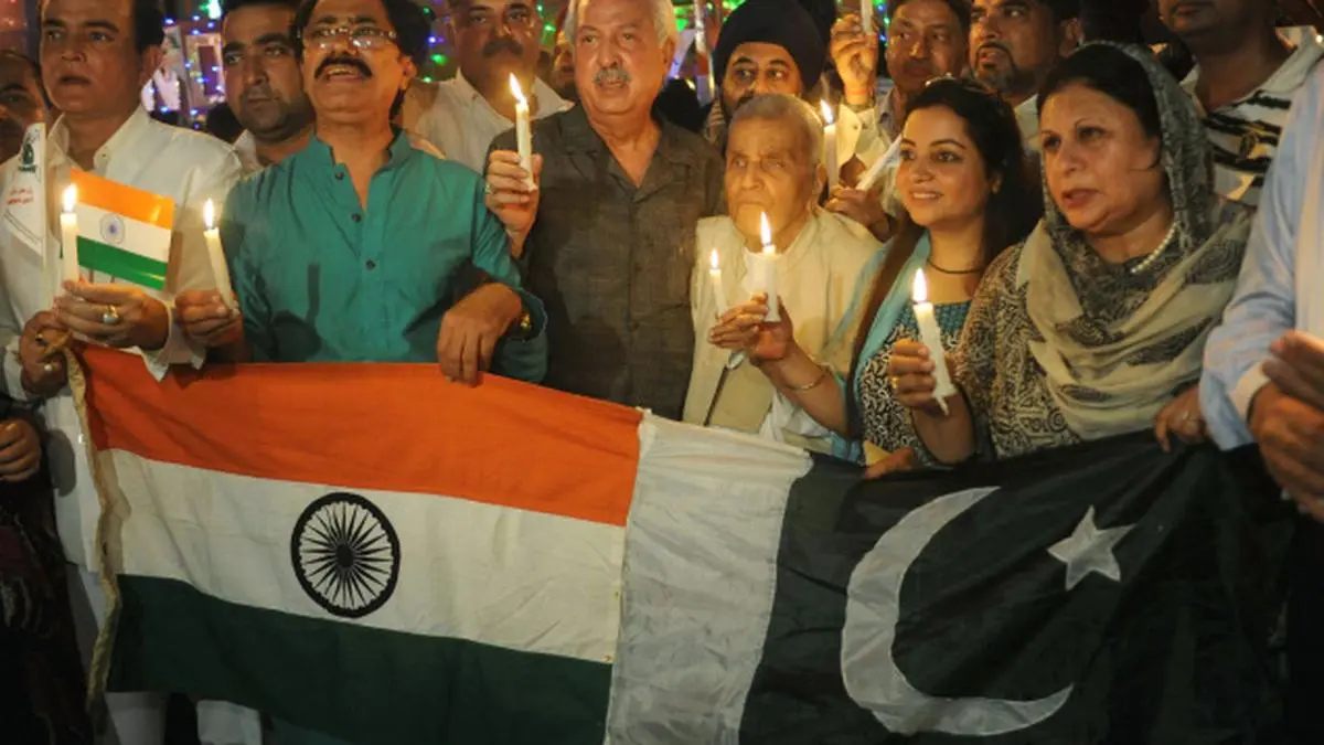 Bonds of culture - Frontline